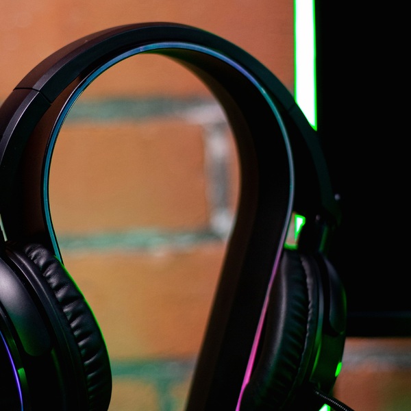 Stealth Light-Up LED Gaming Headset Stand with 2 x USB Ports | Smyths ...