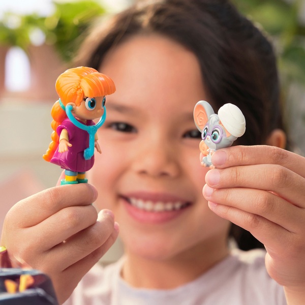 Vida the Vet Sweetwood Cozy Care Clinic Set | Smyths Toys UK