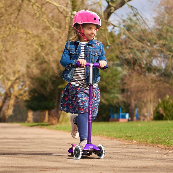 Maxi Micro Scooter Deluxe Roller mit LED Rädern lila | Smyths Toys ... Maxi Micro Scooter Deluxe Roller mit LED Rädern lila | Smyths Toys ...