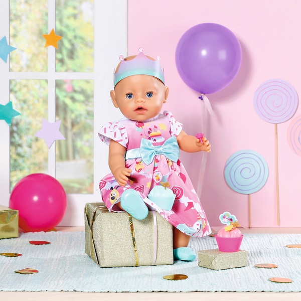 BABY born Deluxe Geburtstagsset mit Kleid 43 cm | Smyths Toys Deutschland