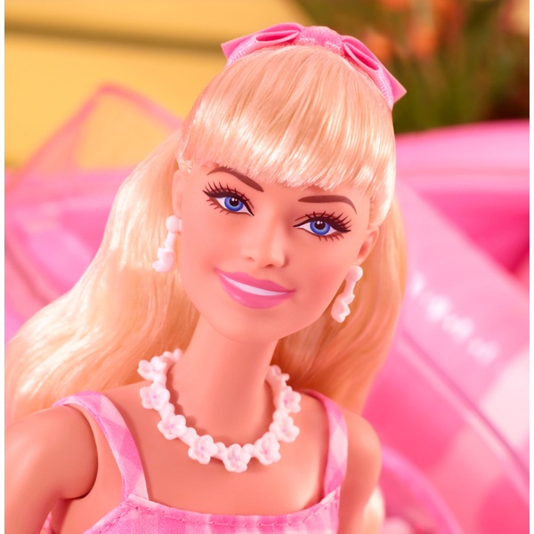 Barbie Puppe zum Barbie-Film im rosa-kariertem Retrokleid Sammlerpuppe ... Barbie Puppe zum Barbie-Film im rosa-kariertem Retrokleid Sammlerpuppe ...