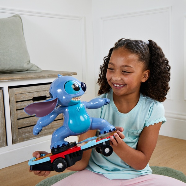 Disney Stitch Ferngesteuertes Skateboard Surf Stitch | Smyths Toys ...