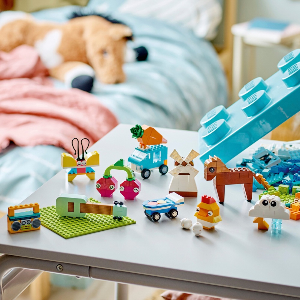 LEGO Classic 11038 LEGO Bunte Bausteine-Box | Smyths Toys Deutschland