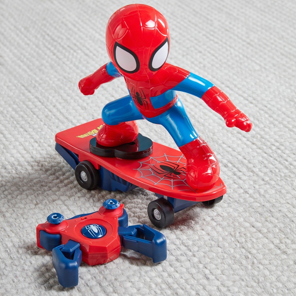 Marvel ferngesteurtes Skateboard mit Spider-Man-Figur | Smyths Toys Schweiz