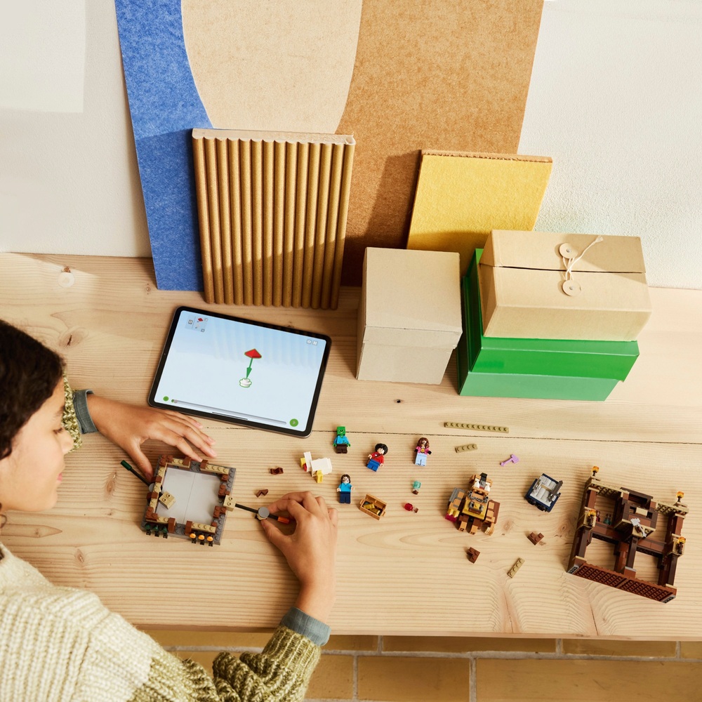 LEGO Minecraft 21272 Woodland Mansion Fighting Ring Set | Smyths Toys UK