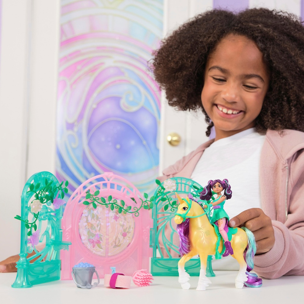 Unicorn Academy Stall-Set mit Ava-Puppe und Einhorn Leaf | Smyths Toys ...